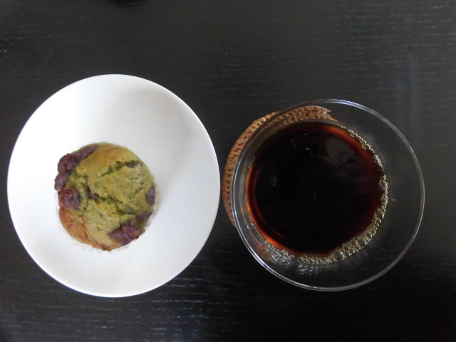 今朝の一杯は自家製あんこと抹茶の甘酒マフィンとアイスコーヒーです。 珈琲工房まつざわ